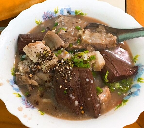 Cháo Lòng Cái Tắc - The Hot Congee for A Cold Day - VIETNAM AMAZING